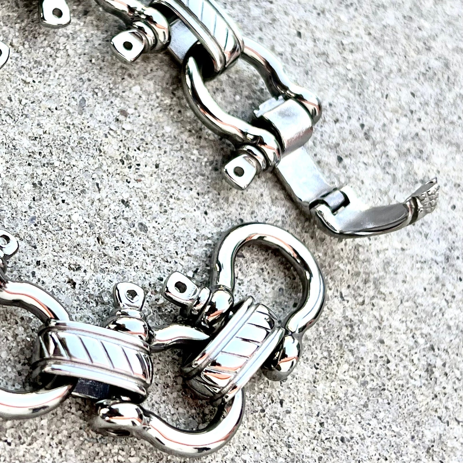 "Shackle Bracelet" - B147